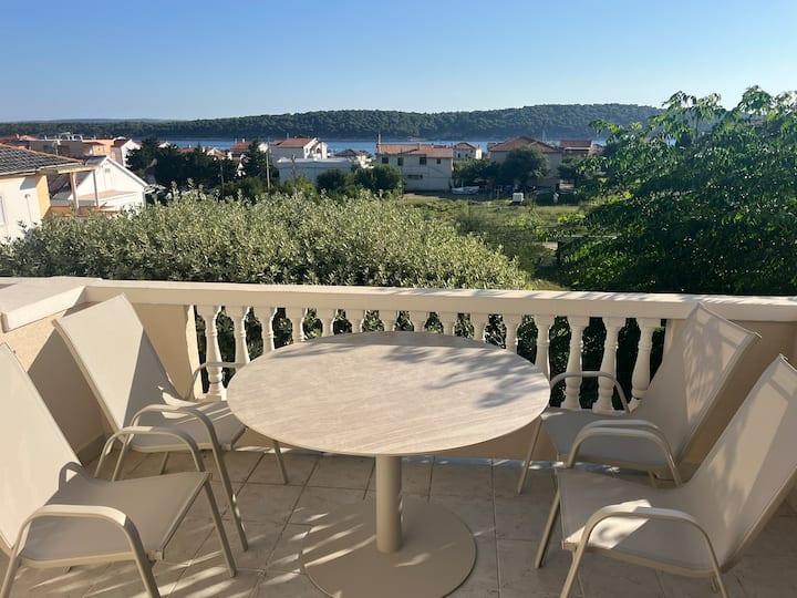 Spacious Apartment For 4 People - Banjol