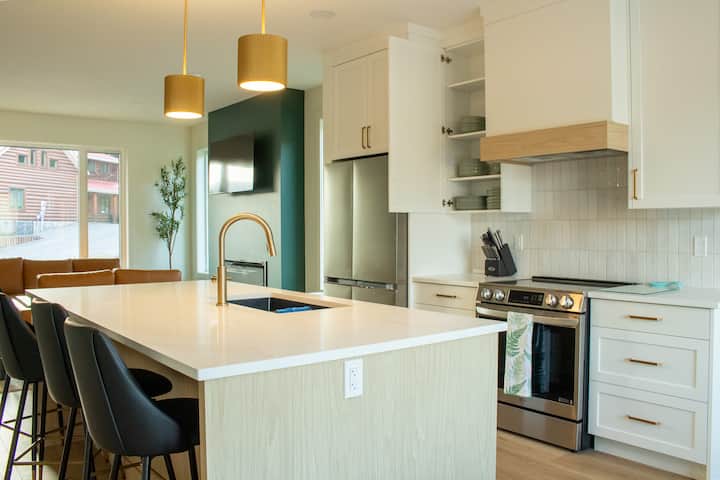 Upper Alpine Retreat · Bright Airy Mountain Escape - Blairmore