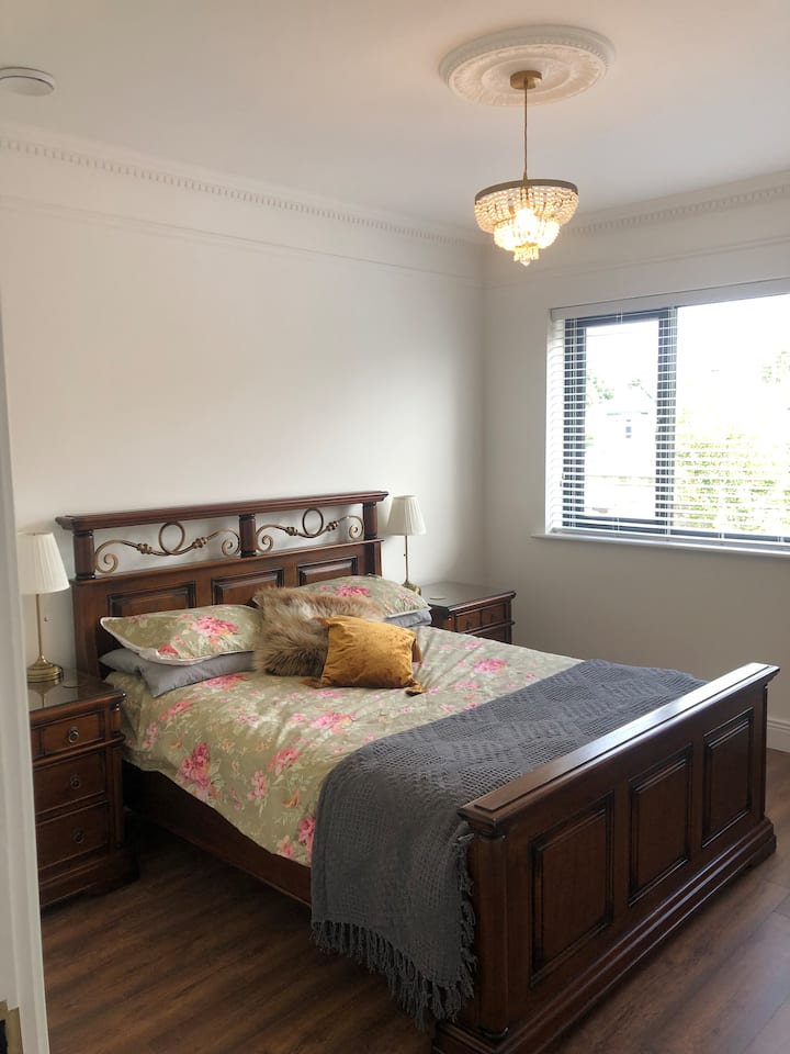 King Bed With Ensuite Bathroom - Loughrea