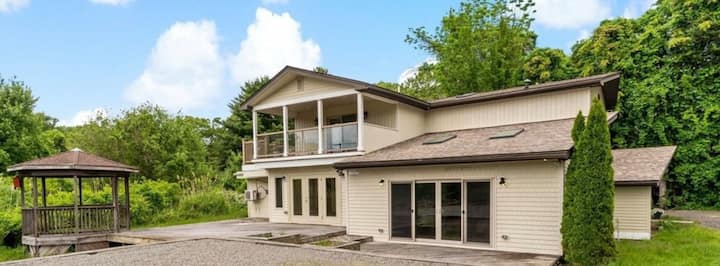 The Knotty Witch Waterfront Retreat W Full Kitchen - Berkley, MA