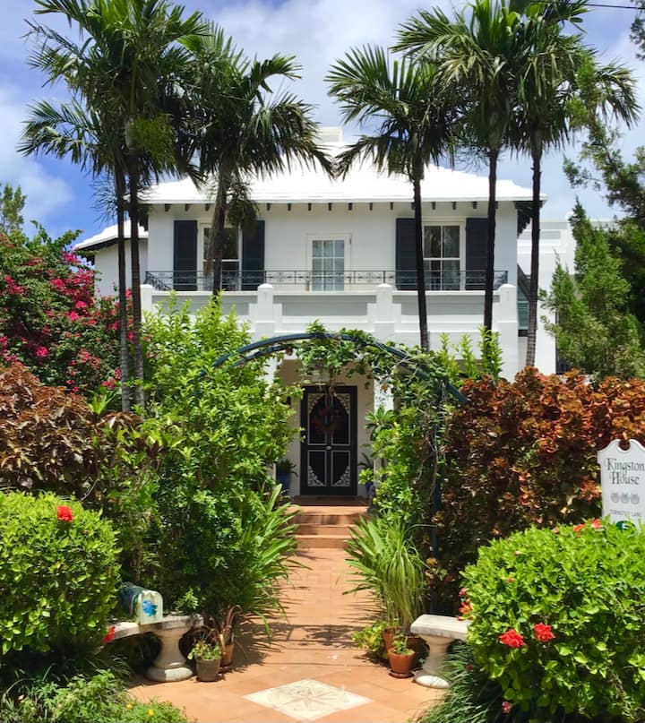 Steps To Hamilton, Pool, @ B&b - Bermuda