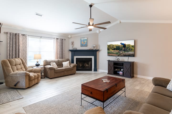 Dog Friendly+sleeps 6+king - Rogers, AR