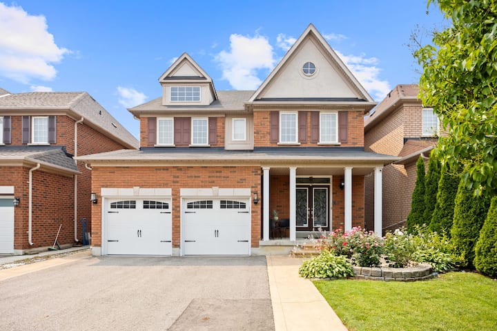 7-bedroom Getaway | Patio, Swing & Family Games - Brampton