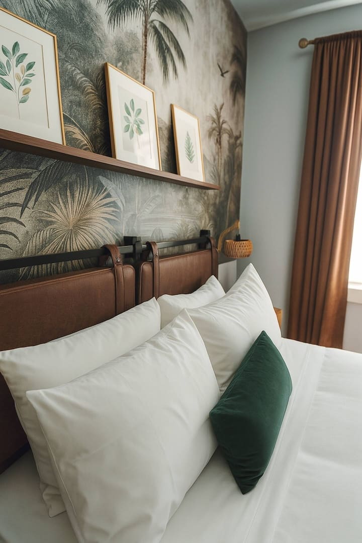 Designer Hideaway • Private Patio In West Town - Lake View - Chicago