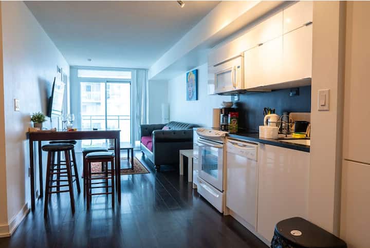 Comfort 1 + Den Condo | Cn Tower - Toronto