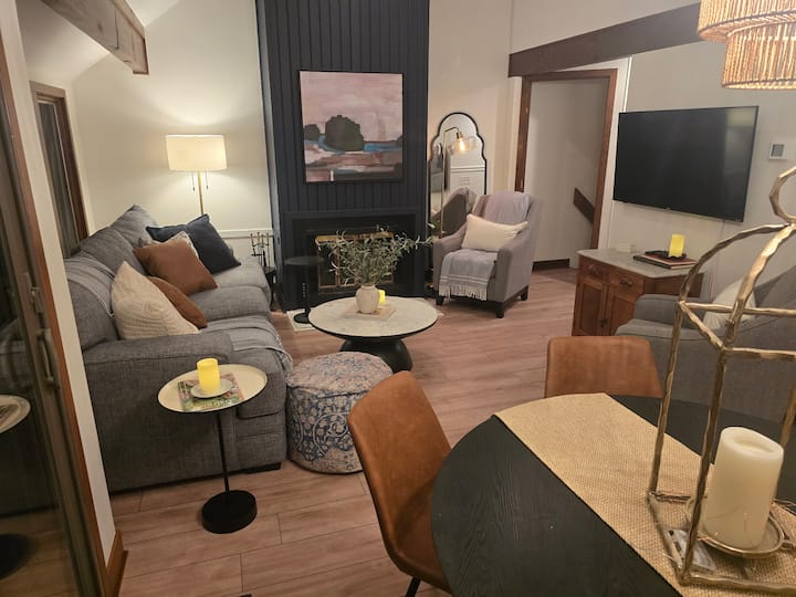 Beautiful Townhome Near Lake, Screened Porch - Galena, IL