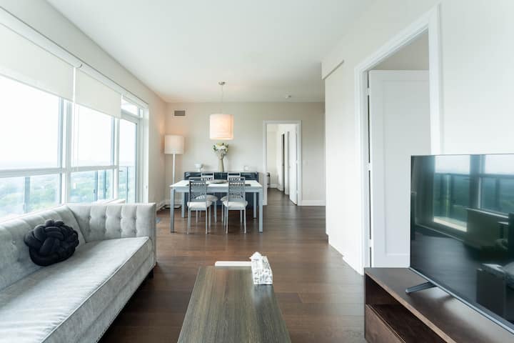 Corner Unit 2 Bed + Den 2 Bath - Toronto