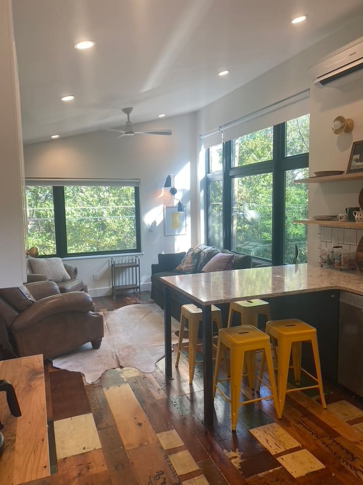 Quiet Luxury Stay W/ev Parking Near Downtown - Lawrence, KS