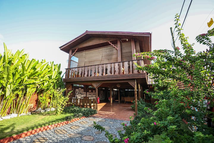 Art House Retreat In Central Osu - Accra