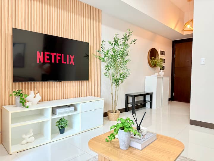 Cozy Corner Unit In Bgc 2br W/queen Beds Pool&wifi - Taguig