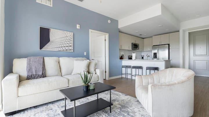 Landing | Chic 2bd, Gym, Pool - Fort Myers, FL