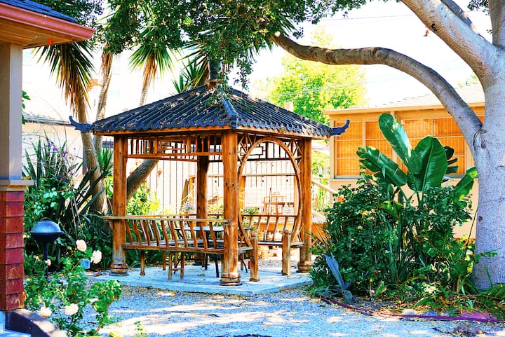 The Secret Garden Hideaway - Emeryville, CA