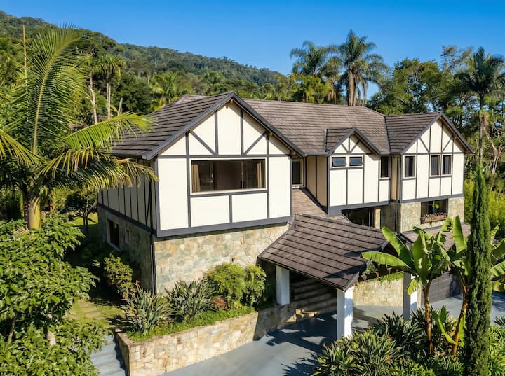 Selim Villa · Iconic Uk-style Estate · 5 Br + Pool - Envigado