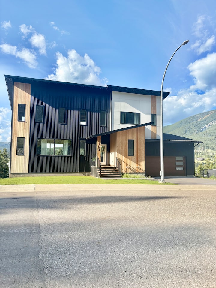 Modern Mountain Retreat | Scenic Views & Comfort - Blairmore