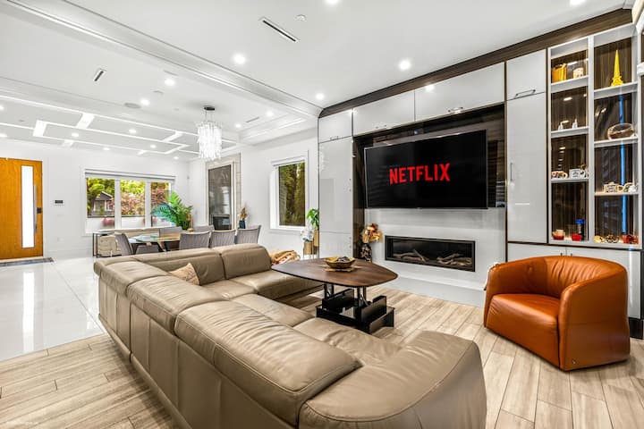 Luxurious 3br| King Bed W/ Rooftop Haven - Vancouver