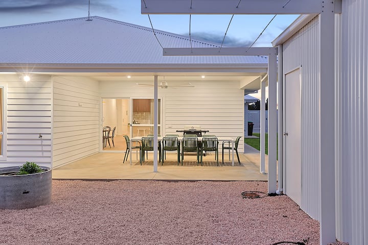 Cook Luxe Escape- Sleeps 8 – Red Cliffs - Australië