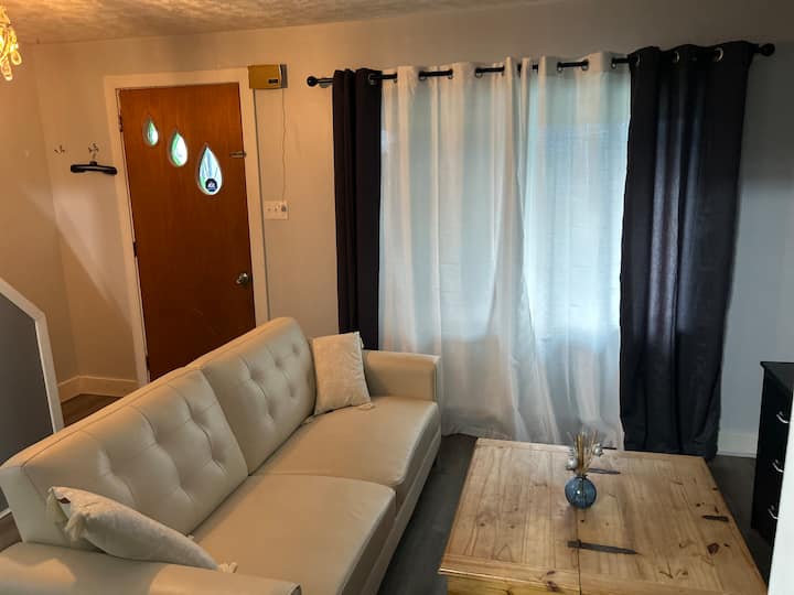 Charming & Comfy 2 Bdrm Getaway! - Cornwall, ON, Canada