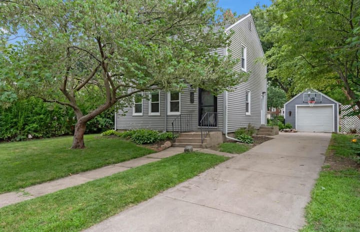 Ames Stadium Stroll - Spacious 3br Home - 에임스