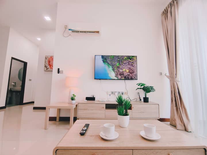 Lovely Seaview Large 2+1 -Jacuzzi/parking/gym/pool - Yishun