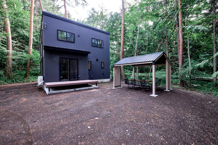 河口湖近くの森の隠れ家。Bbqと花火を楽しめる子供フレンドリーな新築貸切宿！ - Lake Kawaguchi