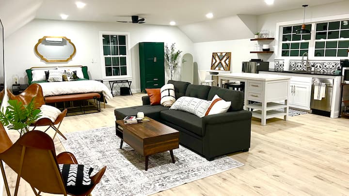 Bartlesvilla! Modern, New, Cozy Guesthouse. - Bartlesville, OK