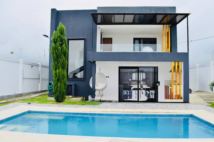 Casa Con Piscina Privada Cerca De Playa - Ecuador