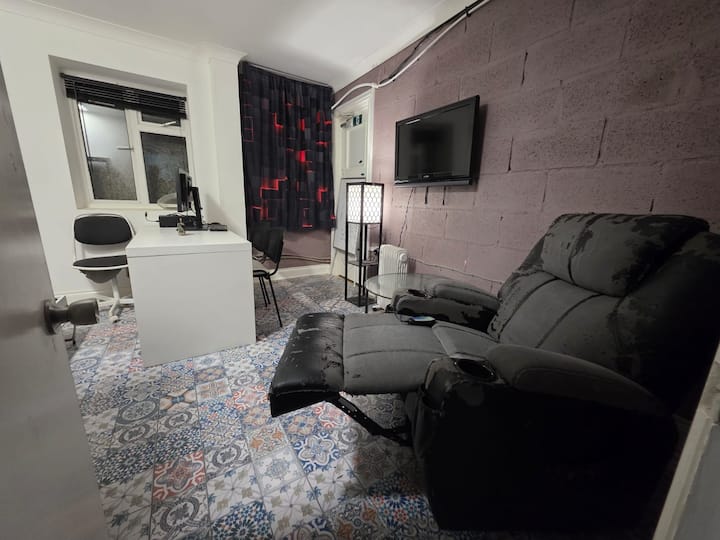 Cosy Cave Studio Flat + Sleeps 2 + Roof Terrace - London, UK