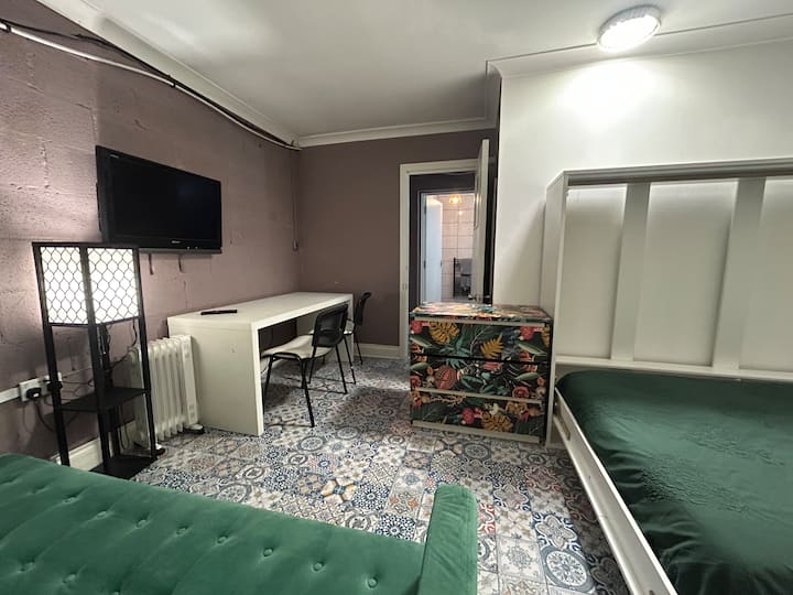 Cosy Cave Studio Flat + Roof Access - Sleeps 3 - Woolwich