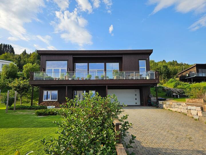 Stor, Flott Enebolig Med Utsikt - Molde