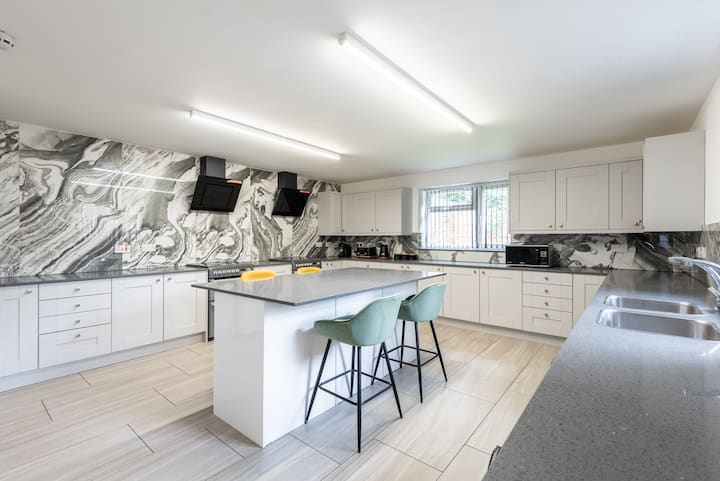 Cosy Contractor & Holiday Let - Sleeps 3, Parking - Coventry