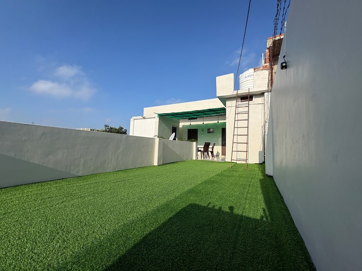 Spacious 2bhk W/ Rooftop Grass, 300m To Assi Ghat - Varanasi