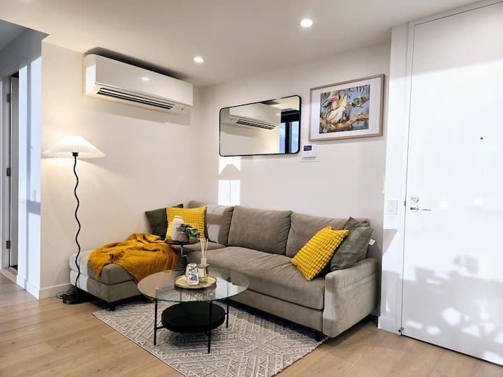 Premium Cbd Apartment • Skyline Views & Comfort - Spring Hill