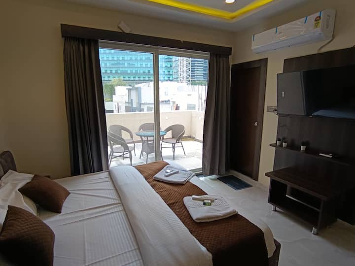 Balcony Suite | 2 Rooms + Sit-out | Near Aig - ハイデラバード