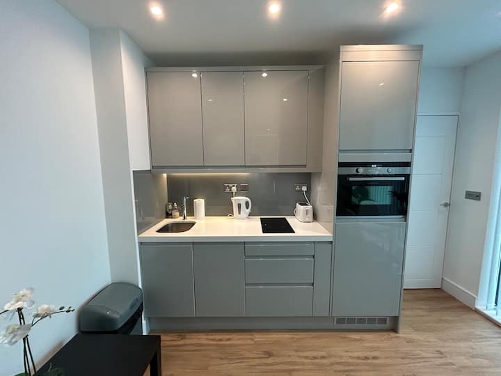Modern 2 Bed. Hangerlane Station Sky Sports - Hounslow