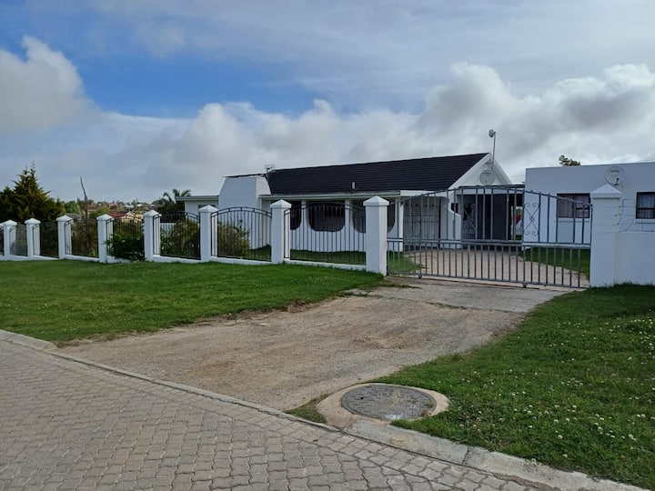 Houselouw - George