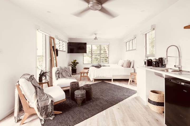 Bright Byron Bay Treetops Hideaway - 바이런베이