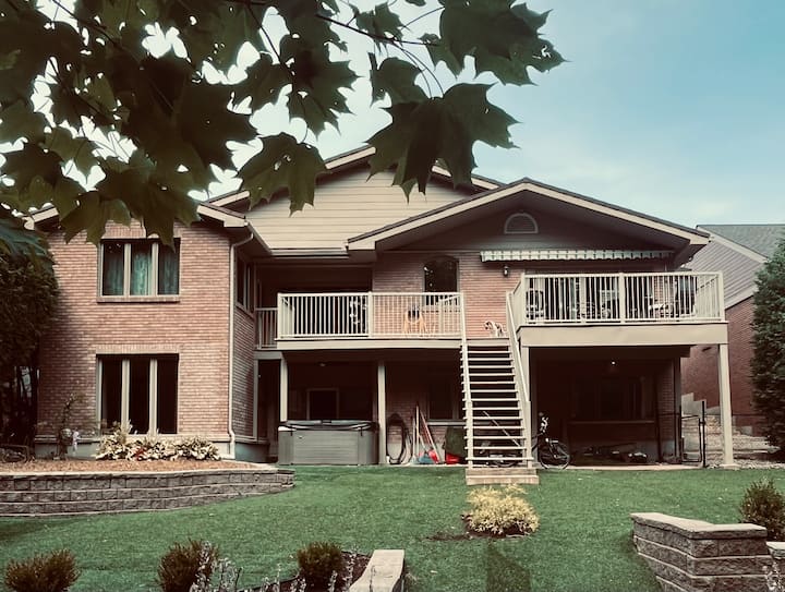 Executive Home, 4 Bedrooms, Hot Tub/pickleball/gym - 