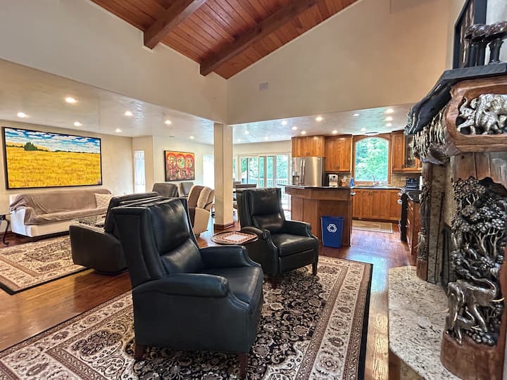 Executive Home | Indoor Pickleball Court & Hot Tub - Ottawa