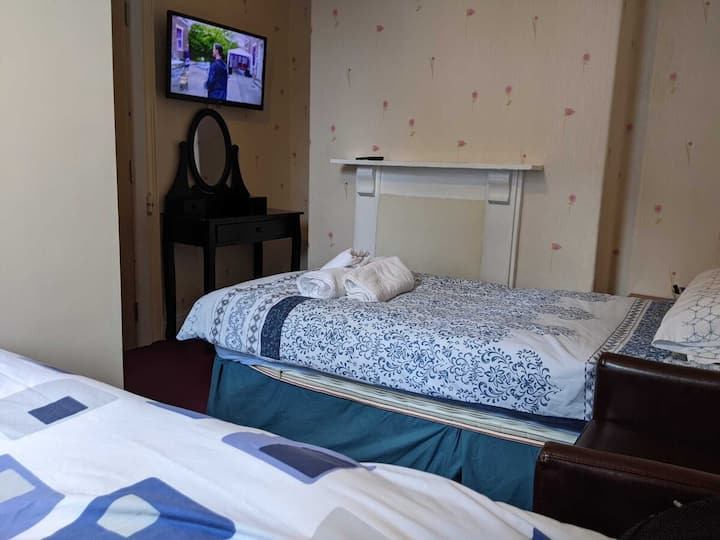 Ensuite Twin Tv Wi-fi Coffee - Llandudno