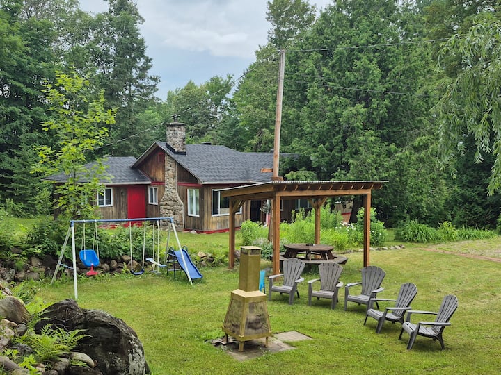 Cozy Chalet By The Beach • Fire Pit & Family Fun - Québec