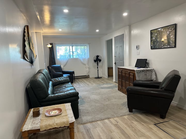 Bright And Airy 2 Bedroom - Laval, Canada