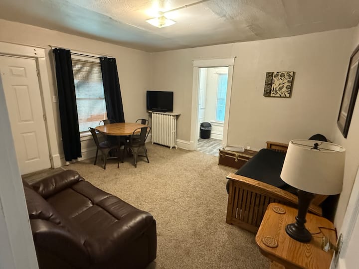 Central Quiet Neighborhood Apt - Des Moines, IA