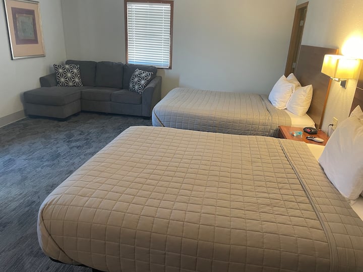 Double Queen With Pull-out Sofa. - Lincoln, NE