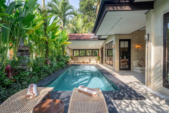 Cozy Ubud's 2br Escape With Huge Pool & Patio - 烏布