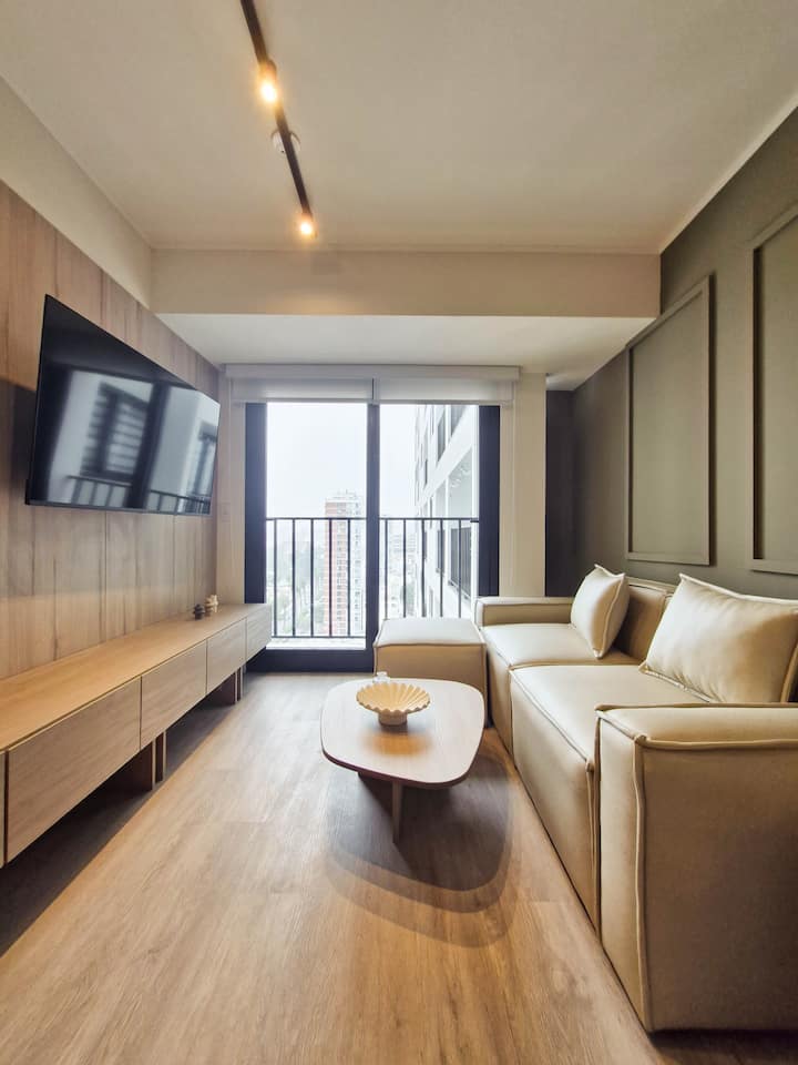 Geko | Glamorous 2br In Barranco W/ Balcony & Pool - Lima