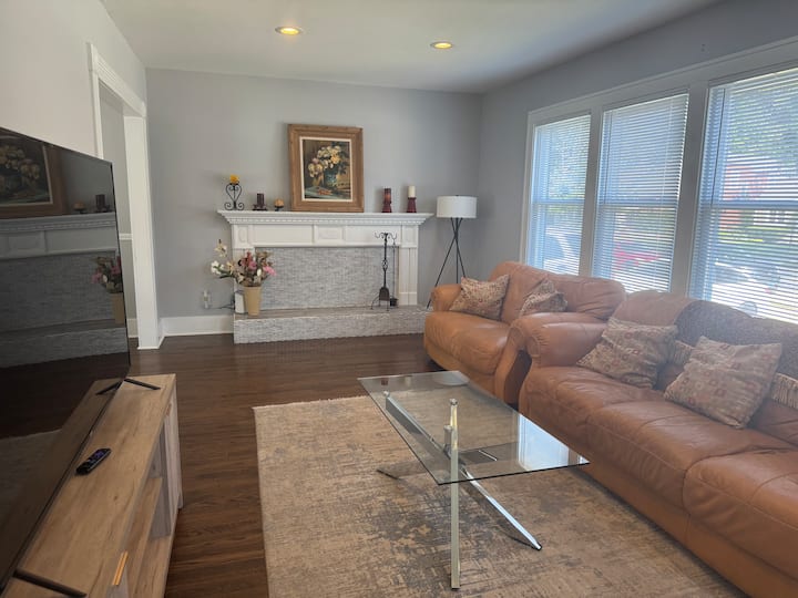 Stylish 4-bed Home | Near Navy Base - Waukegan, IL