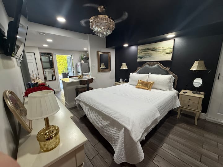 Romantic Getaway Studio-couples &Business Retreat - Winter Haven, FL