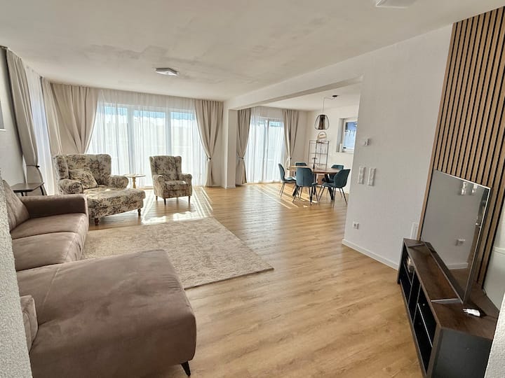Luxus Wohnung (4 Schlafzimmer)self Check In/out - Uhingen