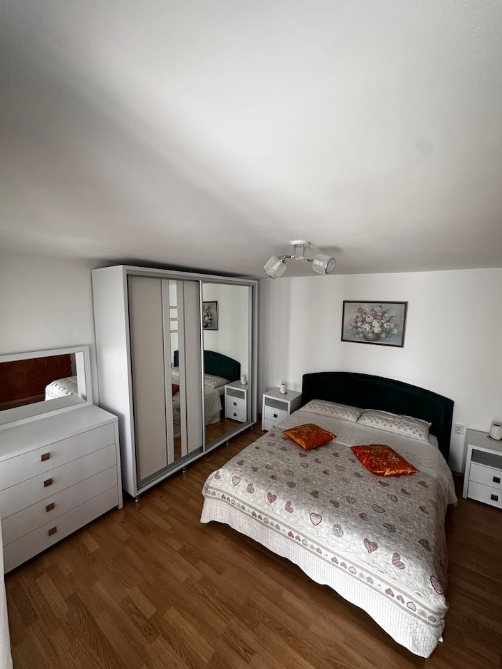 Casă Cu Foișor șI Curte - Agapia