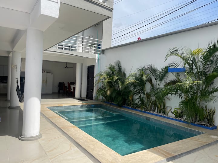 Casa Moderna Con Piscina Y Terraza Panorámica - Honda